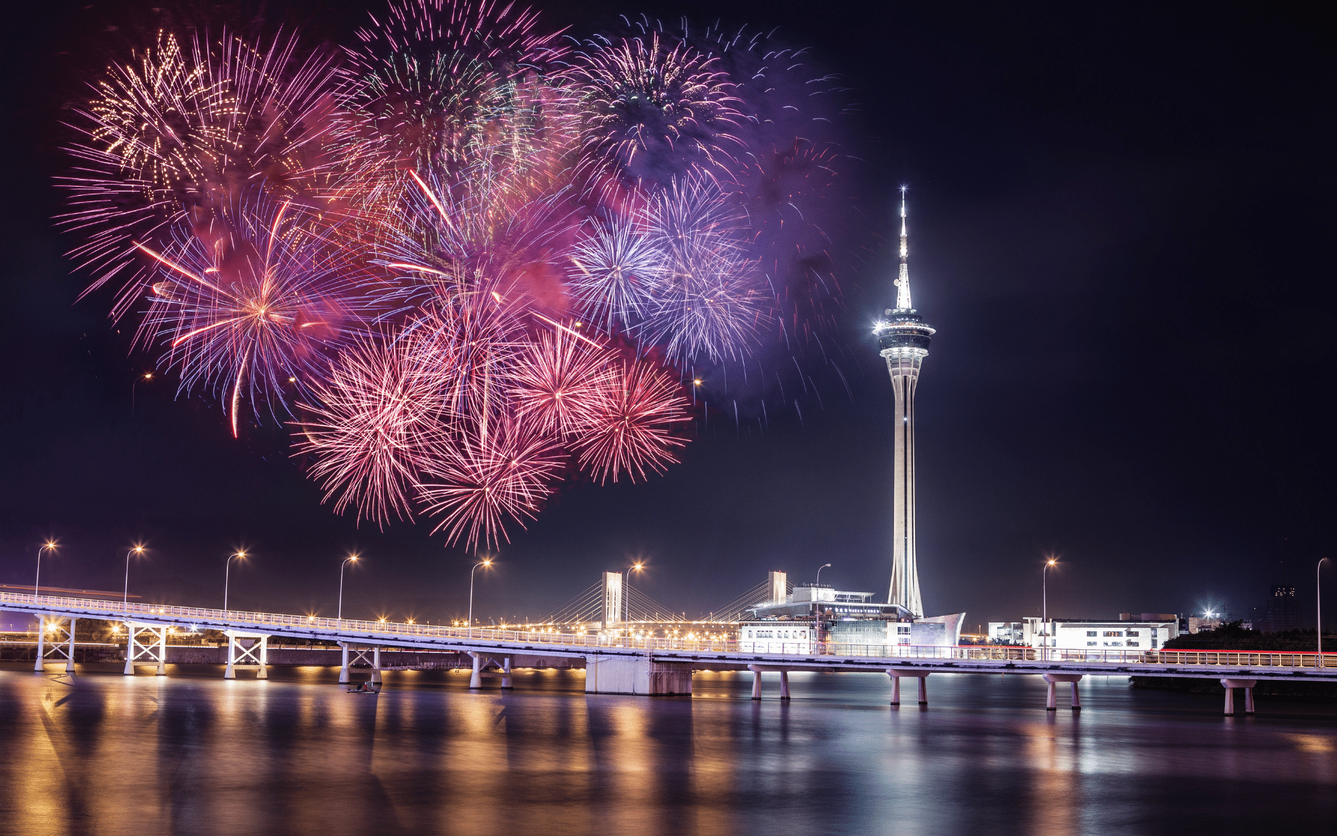 5 TIPS TO PHOTOGRAPH FIREWORKS LIKE A PRO